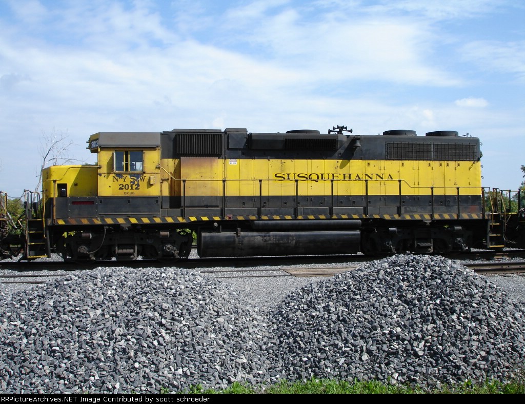 NYSW 2012 (GP38) in hte middle of this'three engine lashup
